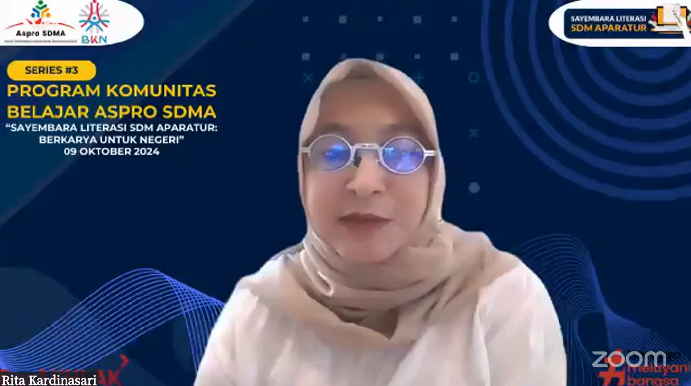 Penyerahan sertifikat kepada para pemenang S ayembara Literasi SDM Aparatur 2024 untuk Juara 1 ...